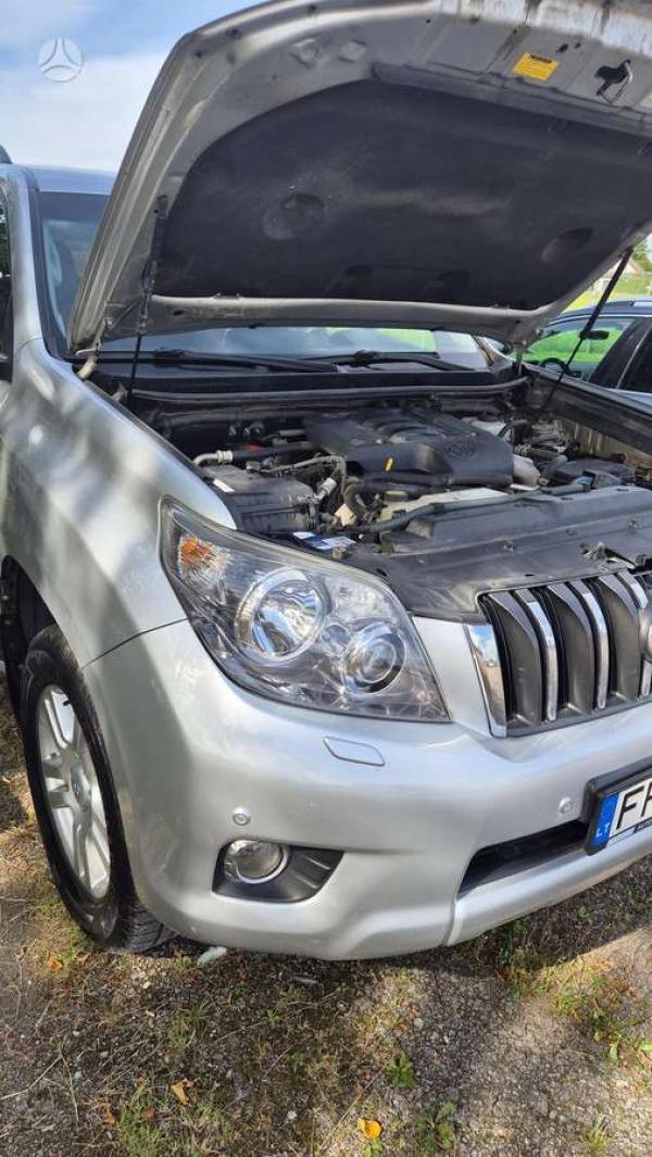 Grey Toyota Land Cruiser 2011 in Raseiniai, with an engine capacity of 2.98 L and mileage of 282 thousand km for 19700 €, photo 9 on AUTOMOTO.COM.LV