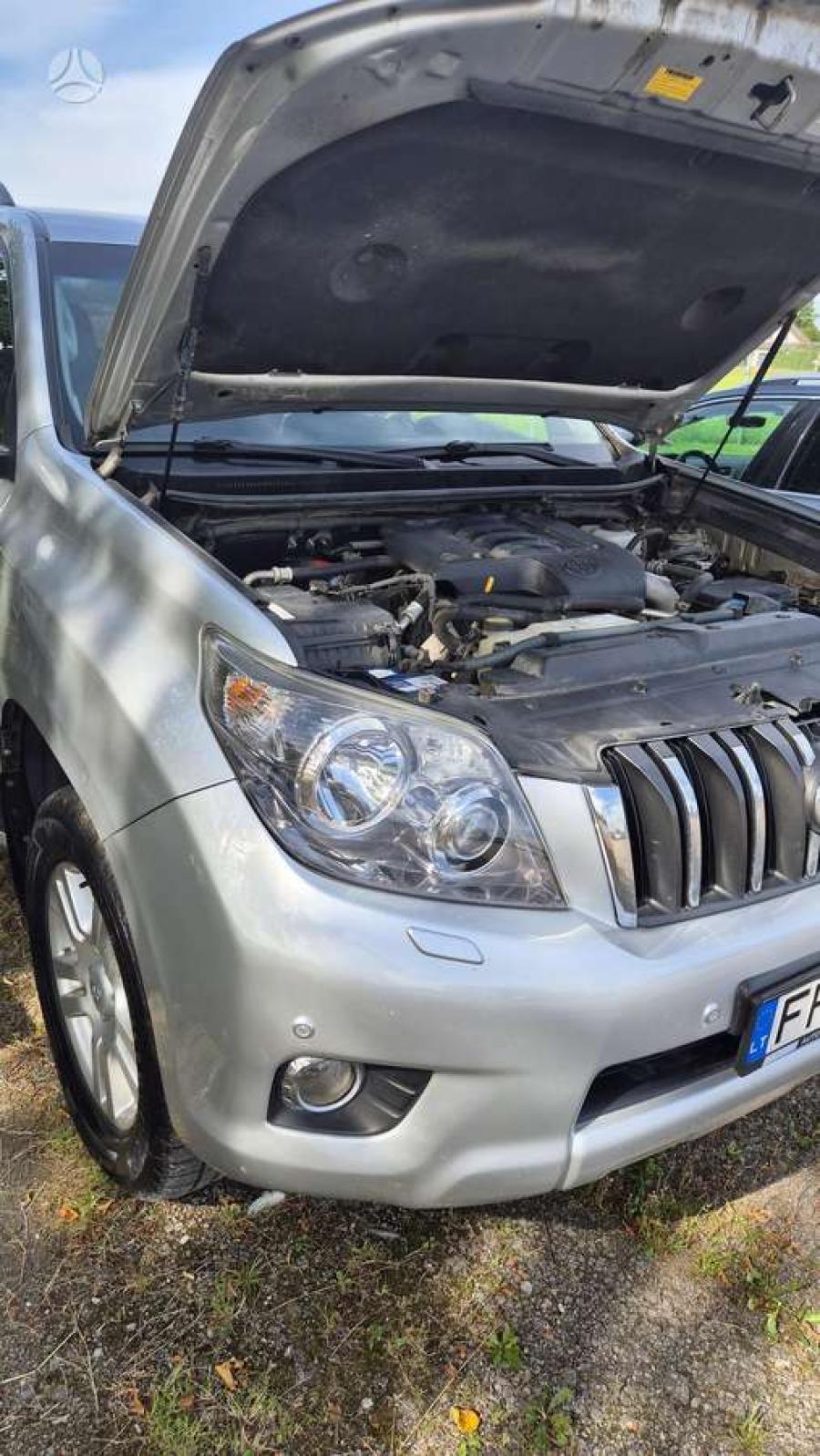 Grey Toyota Land Cruiser 2011 in Raseiniai, with an engine capacity of 2.98 L and mileage of 282 thousand km for 19700 €, photo 9 on AUTOMOTO.COM.LV