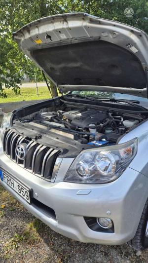 Grey Toyota Land Cruiser 2011 in Raseiniai, with an engine capacity of 2.98 L and mileage of 282 thousand km for 19700 €, photo 10 on AUTOMOTO.COM.LV