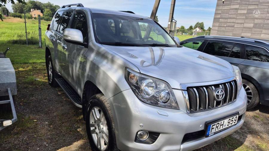 Grey Toyota Land Cruiser 2011 in Raseiniai, with an engine capacity of 2.98 L and mileage of 282 thousand km for 19700 €, photo 11 on AUTOMOTO.COM.LV