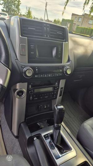 Grey Toyota Land Cruiser 2011 in Raseiniai, with an engine capacity of 2.98 L and mileage of 282 thousand km for 19700 €, photo 14 on AUTOMOTO.COM.LV