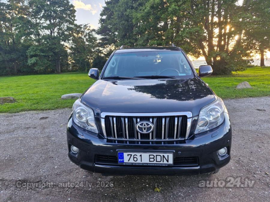 Pelēks Toyota Land Cruiser 2011 Tallina, ar dzinēja tilpumu 3.00 L un nobraukumu 373 tūkst. km par 21000 €, foto 1 vietnē AUTOMOTO.COM.LV