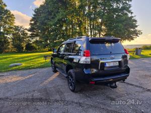 Pelēks Toyota Land Cruiser 2011 Tallina, ar dzinēja tilpumu 3.00 L un nobraukumu 373 tūkst. km par 21000 €, foto 5 vietnē AUTOMOTO.COM.LV