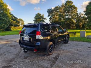 Pelēks Toyota Land Cruiser 2011 Tallina, ar dzinēja tilpumu 3.00 L un nobraukumu 373 tūkst. km par 21000 €, foto 7 vietnē AUTOMOTO.COM.LV