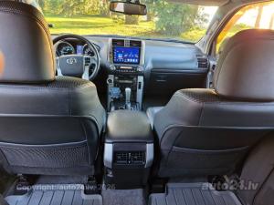 Pelēks Toyota Land Cruiser 2011 Tallina, ar dzinēja tilpumu 3.00 L un nobraukumu 373 tūkst. km par 21000 €, foto 15 vietnē AUTOMOTO.COM.LV