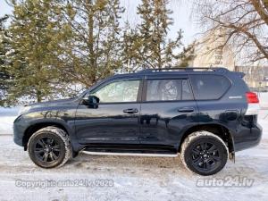 Pelēks Toyota Land Cruiser 2012 Tallina, ar dzinēja tilpumu 3.00 L un nobraukumu 220 tūkst. km par 26750 €, foto  vietnē AUTOMOTO.COM.LV