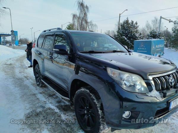 Pelēks Toyota Land Cruiser 2012 Tallina, ar dzinēja tilpumu 3.00 L un nobraukumu 220 tūkst. km par 26750 €, foto 3 vietnē AUTOMOTO.COM.LV