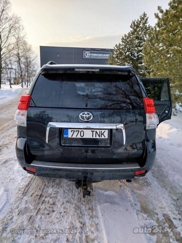 Pelēks Toyota Land Cruiser 2012 Tallina, ar dzinēja tilpumu 3.00 L un nobraukumu 220 tūkst. km par 26750 €, foto 8 vietnē AUTOMOTO.COM.LV