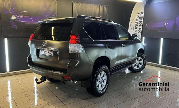 Pelēks Toyota Land Cruiser 2012 Viļņa, ar dzinēja tilpumu 2.98 L un nobraukumu 233 tūkst. km par 20950 €, foto 2 vietnē AUTOMOTO.COM.LV