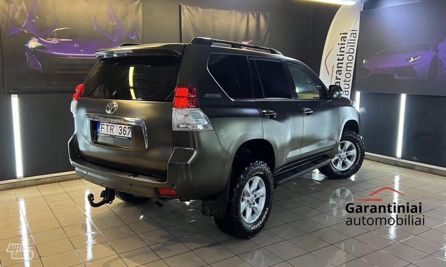 Grey Toyota Land Cruiser 2012 in Avizieniai, with an engine capacity of 3.00 L and mileage of 233 thousand km for 20950 €, photo 2 on AUTOMOTO.COM.LV