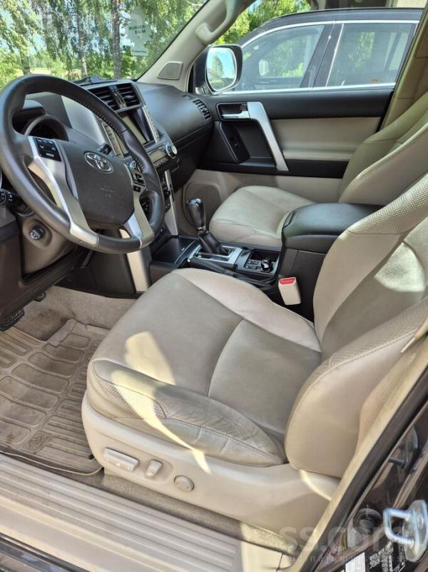 Pelēks Toyota Land Cruiser 2012 Aizkraukle, ar dzinēja tilpumu 3.00 L un nobraukumu 135 tūkst. km par 24000 €, foto 3 vietnē AUTOMOTO.COM.LV
