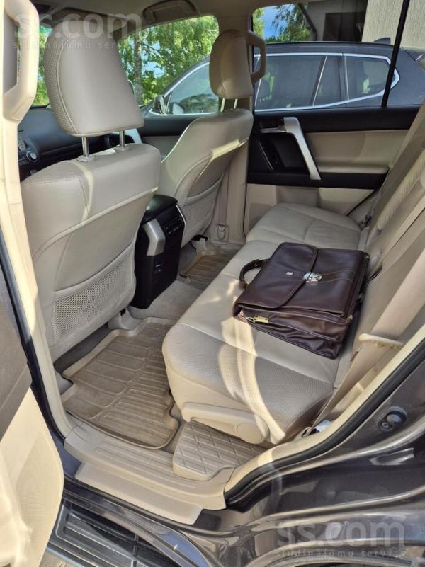 Pelēks Toyota Land Cruiser 2012 Aizkraukle, ar dzinēja tilpumu 3.00 L un nobraukumu 135 tūkst. km par 24000 €, foto 4 vietnē AUTOMOTO.COM.LV
