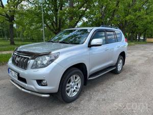 Pelēks Toyota Land Cruiser 2012 Valmiera, ar dzinēja tilpumu 3.00 L un nobraukumu 246 tūkst. km par 21000 €, foto  vietnē AUTOMOTO.COM.LV