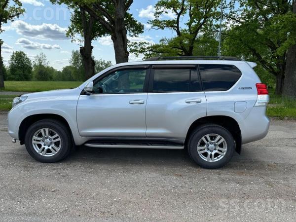 Grey Toyota Land Cruiser 2012 in Valmiera, with an engine capacity of 3.00 L and mileage of 246 thousand km for 21000 €, photo 2 on AUTOMOTO.COM.LV