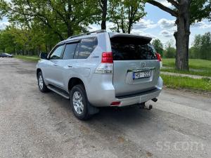 Pelēks Toyota Land Cruiser 2012 Valmiera, ar dzinēja tilpumu 3.00 L un nobraukumu 246 tūkst. km par 21000 €, foto 4 vietnē AUTOMOTO.COM.LV