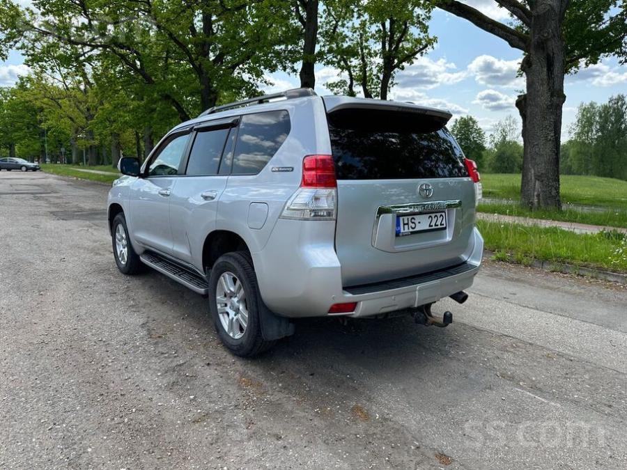 Pelēks Toyota Land Cruiser 2012 Valmiera, ar dzinēja tilpumu 3.00 L un nobraukumu 246 tūkst. km par 21000 €, foto 4 vietnē AUTOMOTO.COM.LV