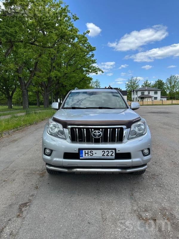 Grey Toyota Land Cruiser 2012 in Valmiera, with an engine capacity of 3.00 L and mileage of 246 thousand km for 21000 €, photo 5 on AUTOMOTO.COM.LV