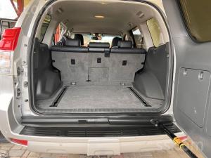 Pelēks Toyota Land Cruiser 2012 Valmiera, ar dzinēja tilpumu 3.00 L un nobraukumu 246 tūkst. km par 21000 €, foto 7 vietnē AUTOMOTO.COM.LV