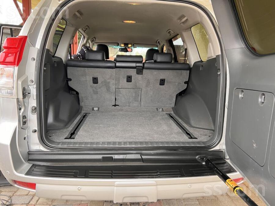 Pelēks Toyota Land Cruiser 2012 Valmiera, ar dzinēja tilpumu 3.00 L un nobraukumu 246 tūkst. km par 21000 €, foto 7 vietnē AUTOMOTO.COM.LV