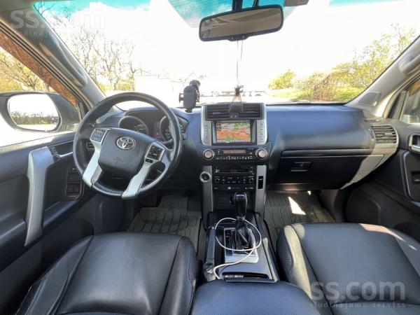 Grey Toyota Land Cruiser 2012 in Valmiera, with an engine capacity of 3.00 L and mileage of 246 thousand km for 21000 €, photo 8 on AUTOMOTO.COM.LV