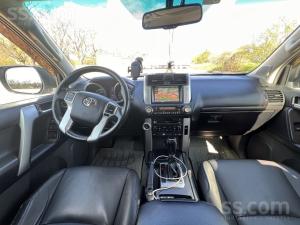 Pelēks Toyota Land Cruiser 2012 Valmiera, ar dzinēja tilpumu 3.00 L un nobraukumu 246 tūkst. km par 21000 €, foto 9 vietnē AUTOMOTO.COM.LV