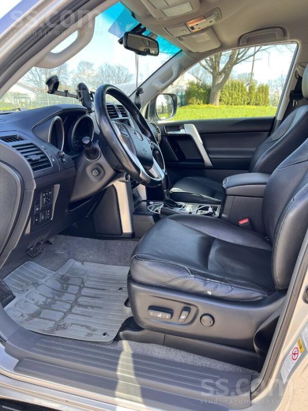 Grey Toyota Land Cruiser 2012 in Valmiera, with an engine capacity of 3.00 L and mileage of 246 thousand km for 21000 €, photo 9 on AUTOMOTO.COM.LV