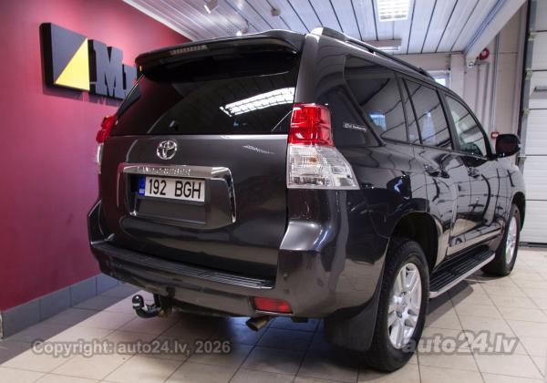Pelēks Toyota Land Cruiser 2012 Tallina, ar dzinēja tilpumu 3.00 L un nobraukumu 124 tūkst. km par 29500 €, foto 2 vietnē AUTOMOTO.COM.LV