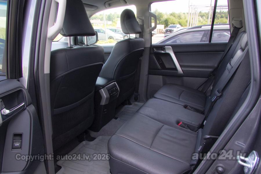 Grey Toyota Land Cruiser 2012 in Tallinn, with an engine capacity of 3.00 L and mileage of 124 thousand km for 29500 €, photo 6 on AUTOMOTO.COM.LV