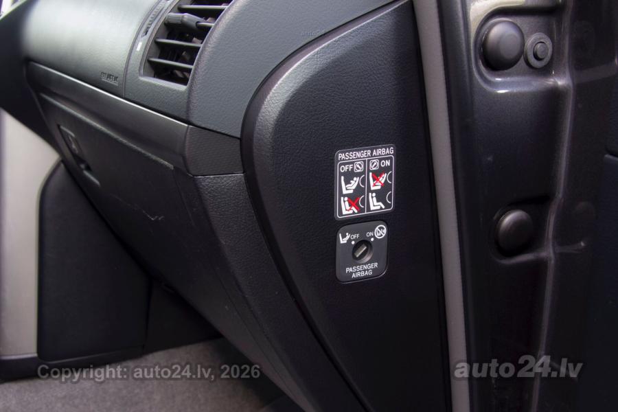 Grey Toyota Land Cruiser 2012 in Tallinn, with an engine capacity of 3.00 L and mileage of 124 thousand km for 29500 €, photo 17 on AUTOMOTO.COM.LV