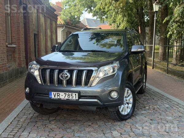 Pelēks Toyota Land Cruiser 2012 Cēsis, ar dzinēja tilpumu 3.00 L un nobraukumu 320 tūkst. km par 24900 €, foto 3 vietnē AUTOMOTO.COM.LV