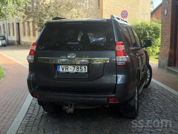 Pelēks Toyota Land Cruiser 2012 Cēsis, ar dzinēja tilpumu 3.00 L un nobraukumu 320 tūkst. km par 24900 €, foto 8 vietnē AUTOMOTO.COM.LV