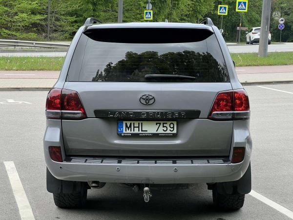Pelēks Toyota Land Cruiser 2012 Kauņa, ar dzinēja tilpumu 4.46 L un nobraukumu 326 tūkst. km par 23300 €, foto 6 vietnē AUTOMOTO.COM.LV
