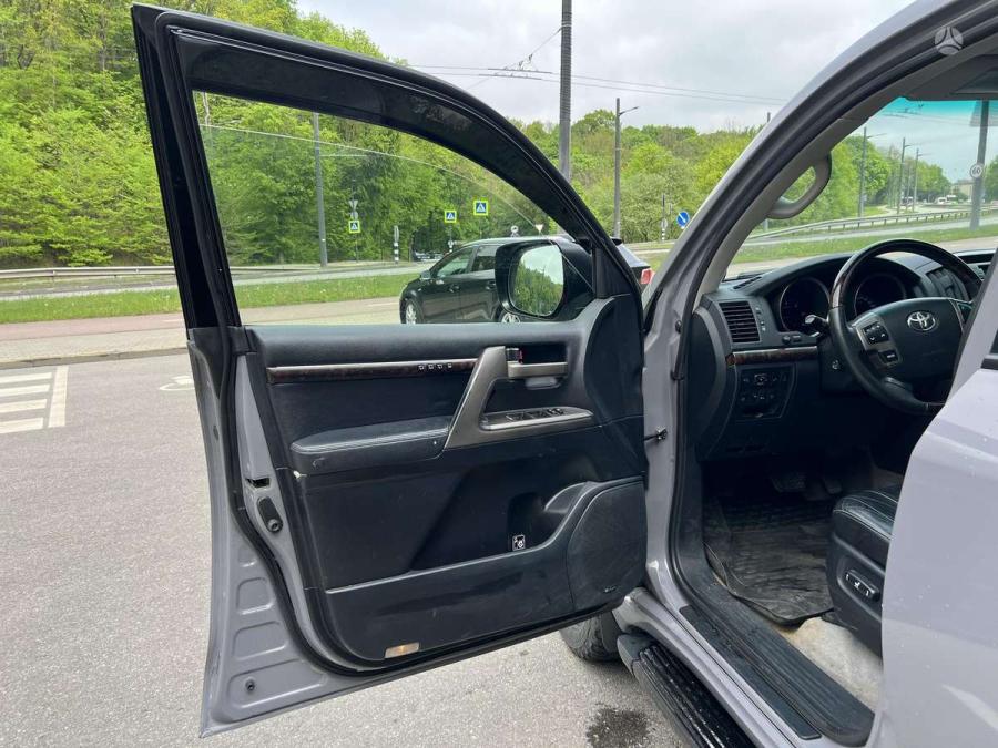 Pelēks Toyota Land Cruiser 2012 Kauņa, ar dzinēja tilpumu 4.46 L un nobraukumu 326 tūkst. km par 23300 €, foto 11 vietnē AUTOMOTO.COM.LV