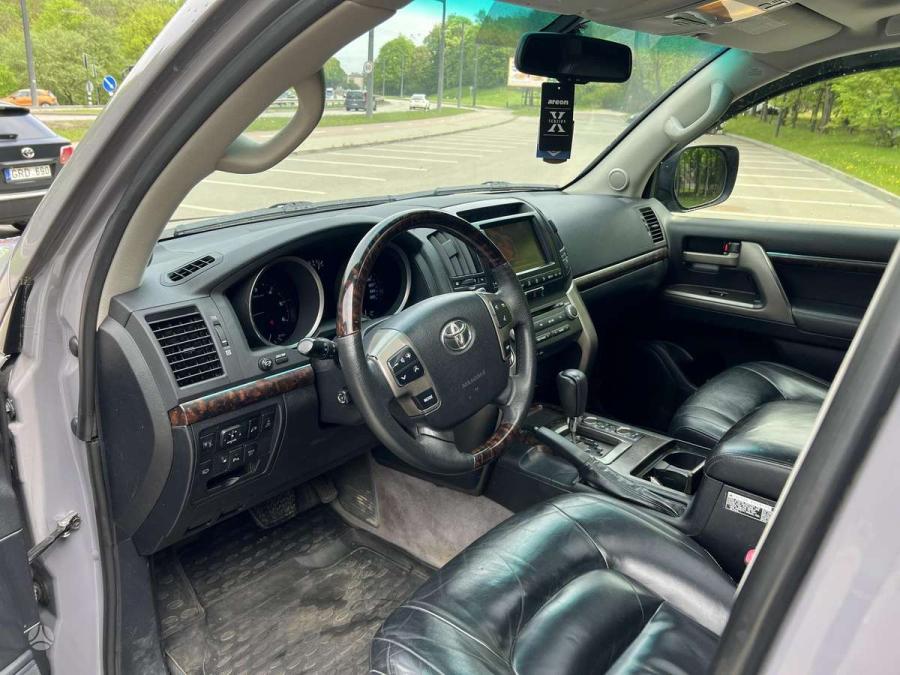 Pelēks Toyota Land Cruiser 2012 Kauņa, ar dzinēja tilpumu 4.46 L un nobraukumu 326 tūkst. km par 23300 €, foto 12 vietnē AUTOMOTO.COM.LV