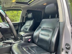 Pelēks Toyota Land Cruiser 2012 Kauņa, ar dzinēja tilpumu 4.46 L un nobraukumu 326 tūkst. km par 23300 €, foto 13 vietnē AUTOMOTO.COM.LV