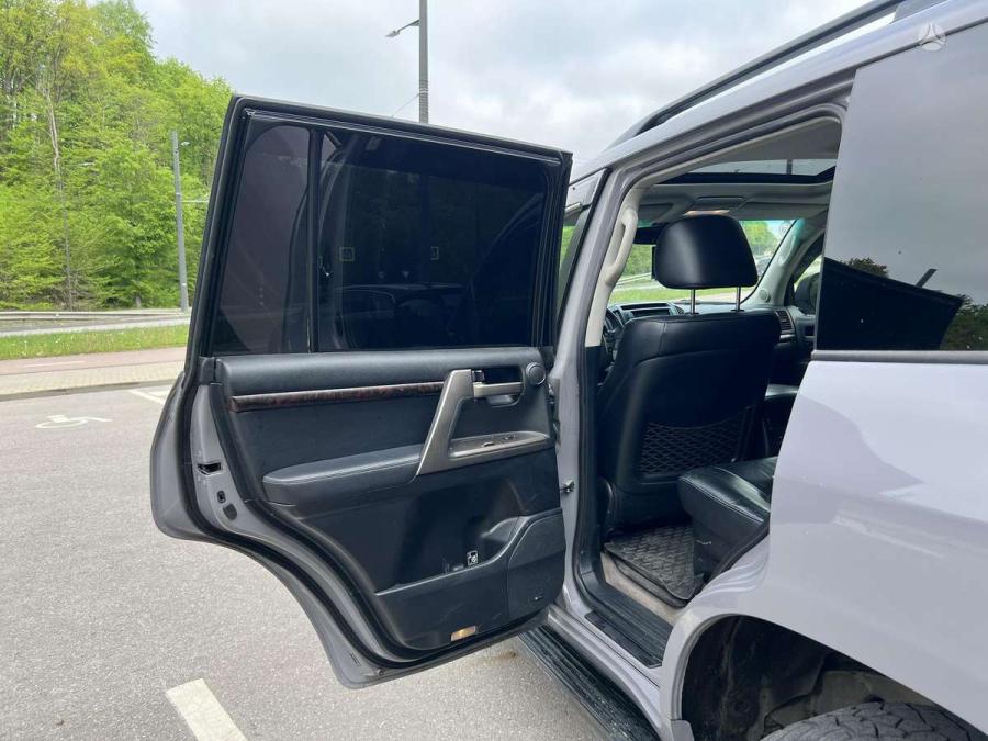Pelēks Toyota Land Cruiser 2012 Kauņa, ar dzinēja tilpumu 4.46 L un nobraukumu 326 tūkst. km par 23300 €, foto 14 vietnē AUTOMOTO.COM.LV