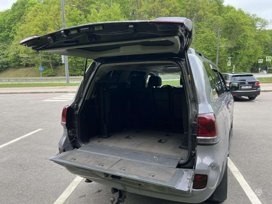 Pelēks Toyota Land Cruiser 2012 Kauņa, ar dzinēja tilpumu 4.46 L un nobraukumu 326 tūkst. km par 23300 €, foto 16 vietnē AUTOMOTO.COM.LV