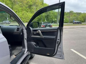 Pelēks Toyota Land Cruiser 2012 Kauņa, ar dzinēja tilpumu 4.46 L un nobraukumu 326 tūkst. km par 23300 €, foto 19 vietnē AUTOMOTO.COM.LV