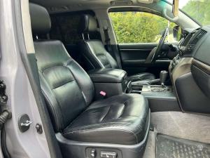 Pelēks Toyota Land Cruiser 2012 Kauņa, ar dzinēja tilpumu 4.46 L un nobraukumu 326 tūkst. km par 23300 €, foto 20 vietnē AUTOMOTO.COM.LV