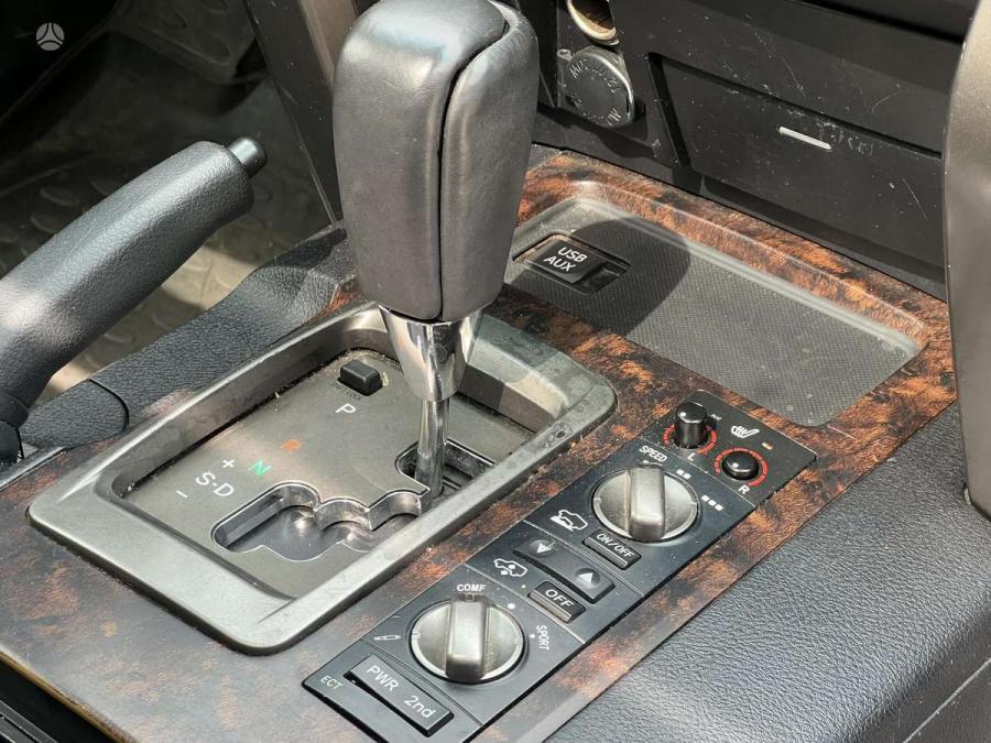 Pelēks Toyota Land Cruiser 2012 Kauņa, ar dzinēja tilpumu 4.46 L un nobraukumu 326 tūkst. km par 23300 €, foto 21 vietnē AUTOMOTO.COM.LV