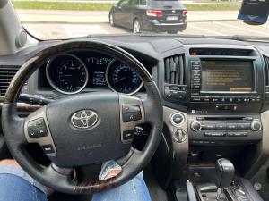 Pelēks Toyota Land Cruiser 2012 Kauņa, ar dzinēja tilpumu 4.46 L un nobraukumu 326 tūkst. km par 23300 €, foto 22 vietnē AUTOMOTO.COM.LV