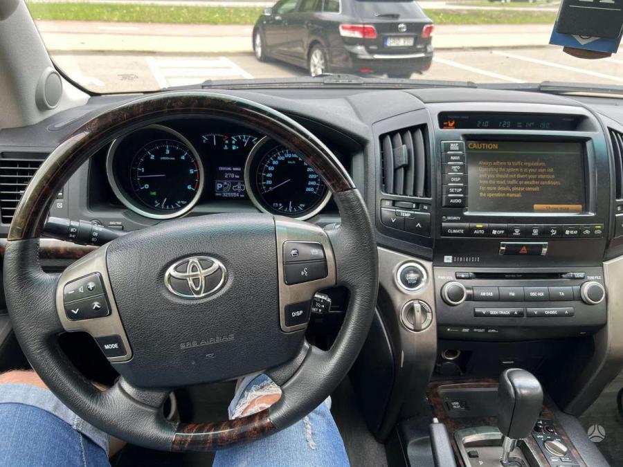 Pelēks Toyota Land Cruiser 2012 Kauņa, ar dzinēja tilpumu 4.46 L un nobraukumu 326 tūkst. km par 23300 €, foto 22 vietnē AUTOMOTO.COM.LV