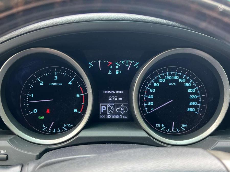 Pelēks Toyota Land Cruiser 2012 Kauņa, ar dzinēja tilpumu 4.46 L un nobraukumu 326 tūkst. km par 23300 €, foto 24 vietnē AUTOMOTO.COM.LV