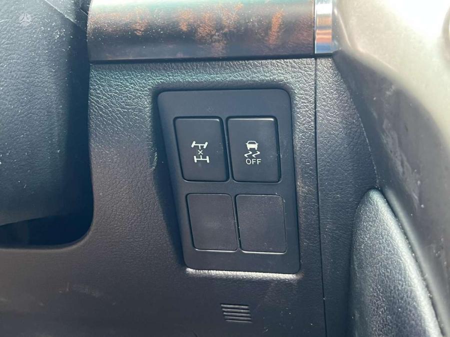 Pelēks Toyota Land Cruiser 2012 Kauņa, ar dzinēja tilpumu 4.46 L un nobraukumu 326 tūkst. km par 23300 €, foto 27 vietnē AUTOMOTO.COM.LV