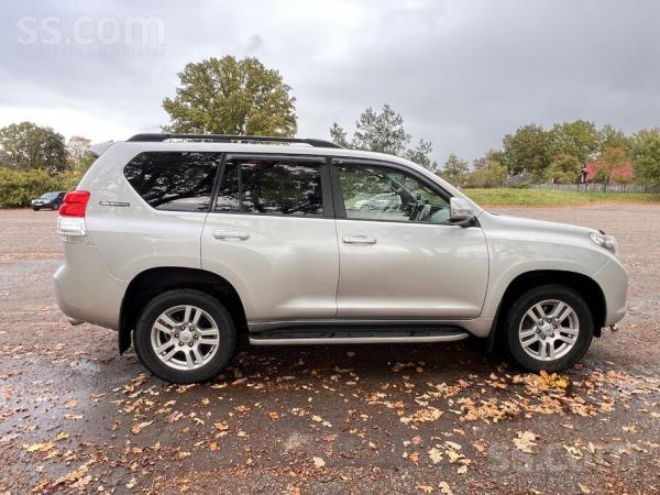 Grey Toyota Land Cruiser 2012 in Valmiera, with an engine capacity of 3.00 L and mileage of 255 thousand km for 19800 €, photo 4 on AUTOMOTO.COM.LV