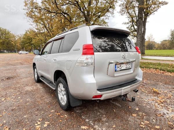 Grey Toyota Land Cruiser 2012 in Valmiera, with an engine capacity of 3.00 L and mileage of 255 thousand km for 19800 €, photo 8 on AUTOMOTO.COM.LV