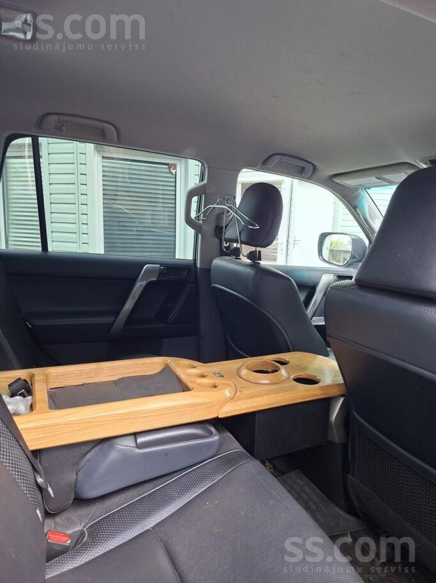 Grey Toyota Land Cruiser 2013 in Daugavpils, with an engine capacity of 3.00 L and mileage of 181 thousand km for 22600 €, photo 4 on AUTOMOTO.COM.LV