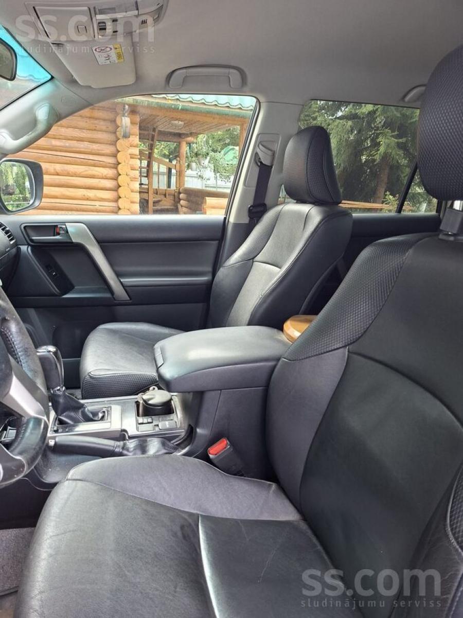 Grey Toyota Land Cruiser 2013 in Daugavpils, with an engine capacity of 3.00 L and mileage of 181 thousand km for 22600 €, photo 10 on AUTOMOTO.COM.LV