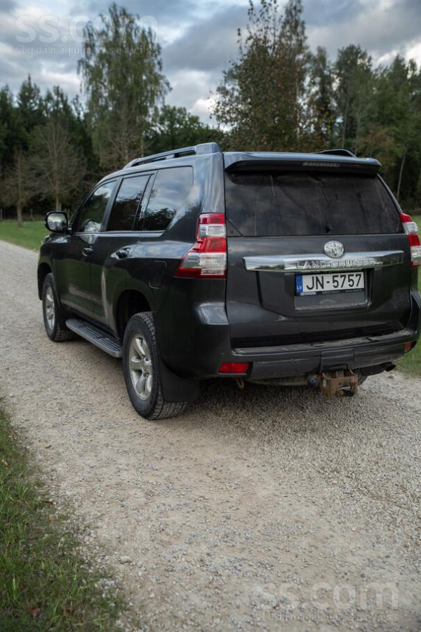 Pelēks Toyota Land Cruiser 2014 Dobele, ar dzinēja tilpumu 3.00 L un nobraukumu 132 tūkst. km par 28900 €, foto 4 vietnē AUTOMOTO.COM.LV