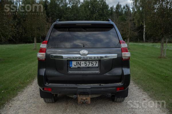 Pelēks Toyota Land Cruiser 2014 Dobele, ar dzinēja tilpumu 3.00 L un nobraukumu 132 tūkst. km par 28900 €, foto 5 vietnē AUTOMOTO.COM.LV